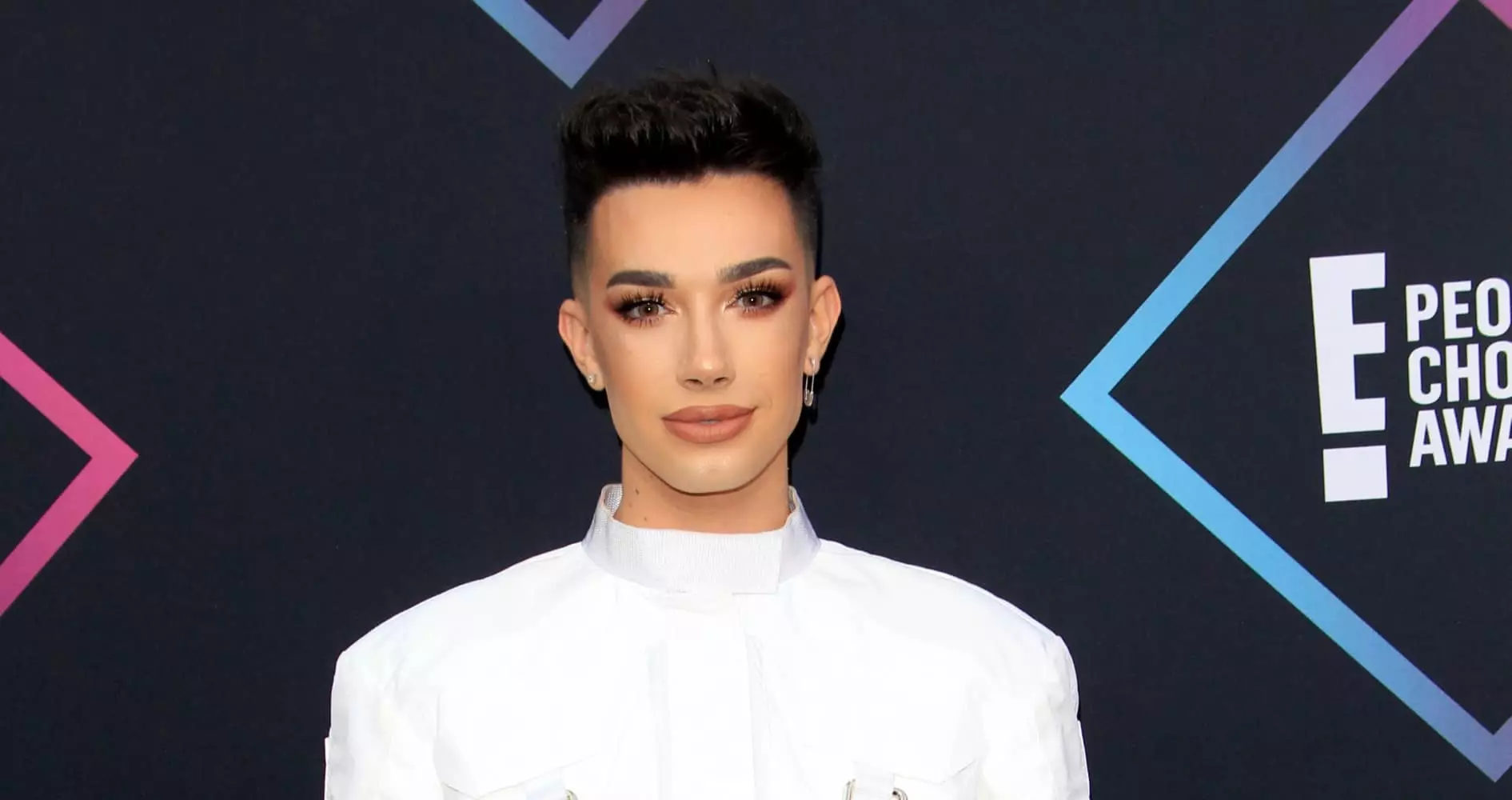 Noticias diarias: YouTube desmonetiza a canle de James Charles no medio do escándalo, a asemblea do estilo Rebag e moito máis. 1855_1