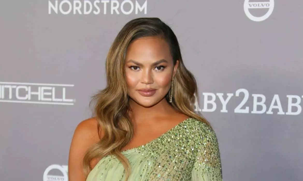 Chrissy Teigen Pens က ကျယ်ကျယ်ပြန့်ပြန့် အနိုင်ကျင့်တဲ့ စွပ်စွဲမှုတွေ အပြီးမှာ တောင်းပန်စာ- “ကျွန်တော်က Troll တစ်ယောက်ပါ၊ လုံးဝ ရပ်လိုက်ပါ။ ပြီးတော့ ငါအရမ်းတောင်းပန်ပါတယ်"