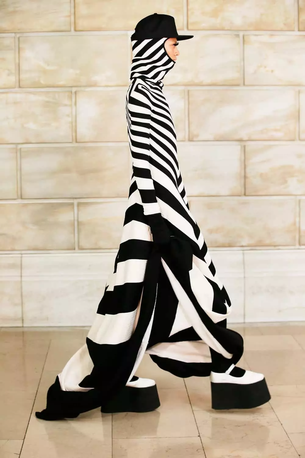 Böyük kirpiklər və daha böyük siluetlər: Marc Jacobs uçuş-enmə zolağına qayıtmaq üçün bütün dayanacaqları çəkir 1905_59