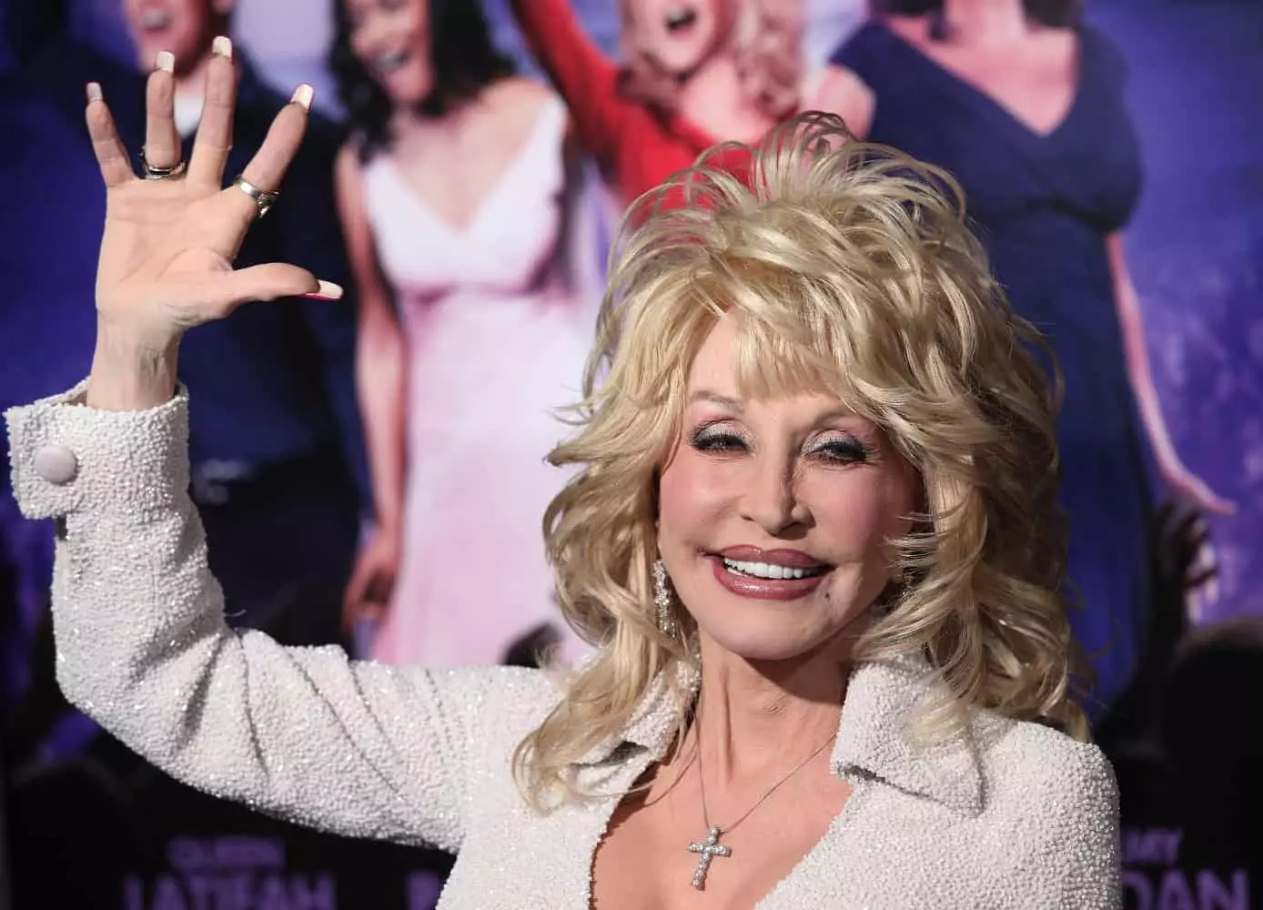 Dolly Parton o izogibanju vadbi, njeni novi dišavi in ​​njenemu "glamuroznemu smeti" lepotnemu videzu