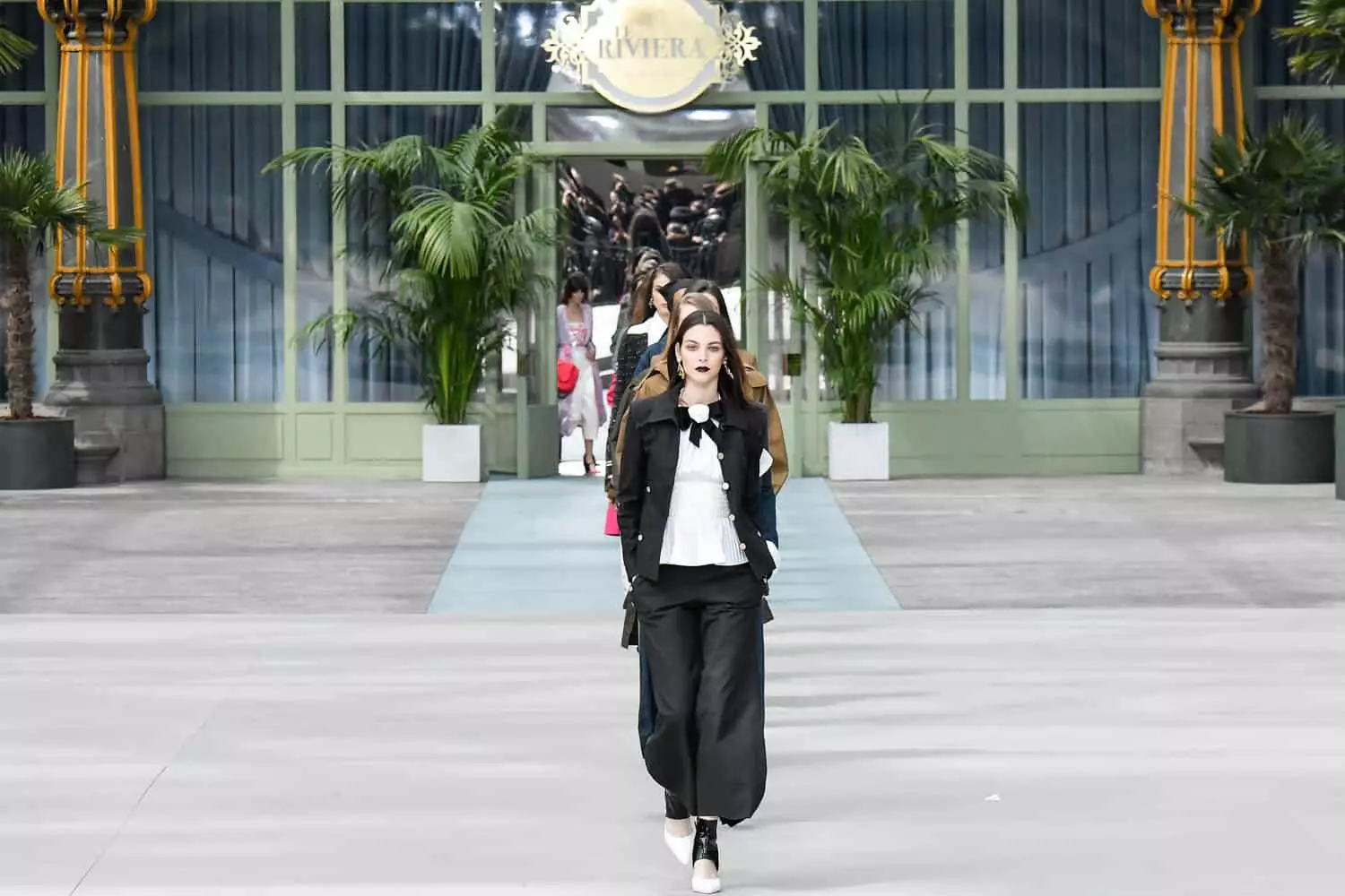 Vea cada look del primer show de Chanel en solitario de Virginie Viard