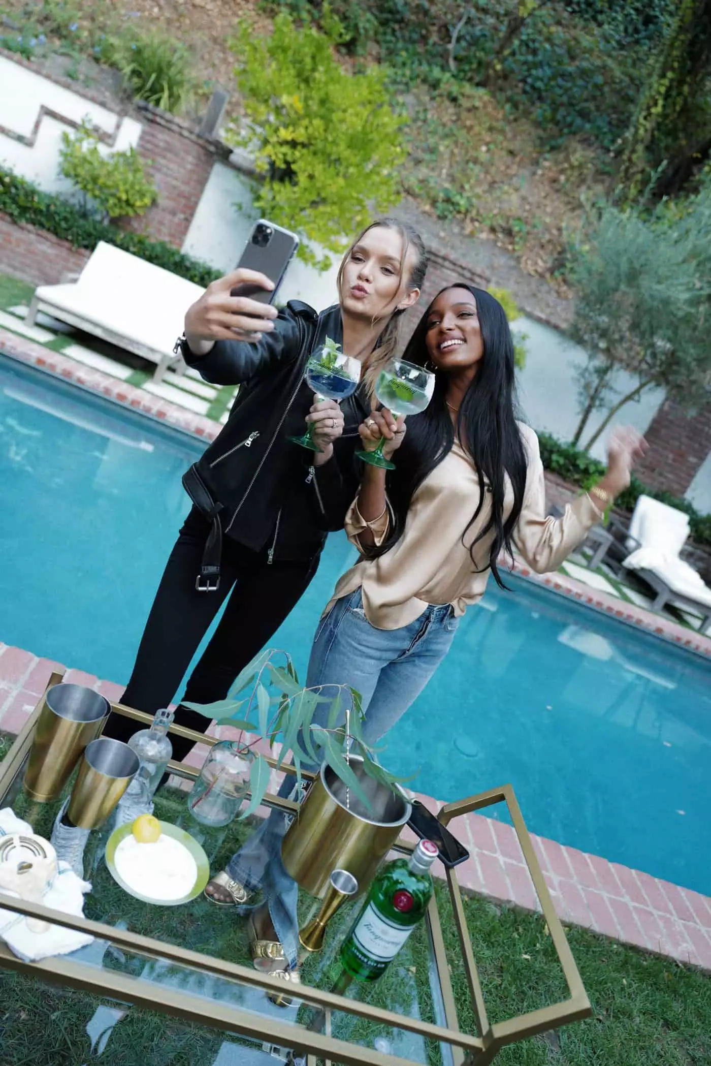 Supermodel Sips! Josephine Skriver An Jas Tookes Make Us A Fashion Month-inspiréiert Cocktail 1942_2