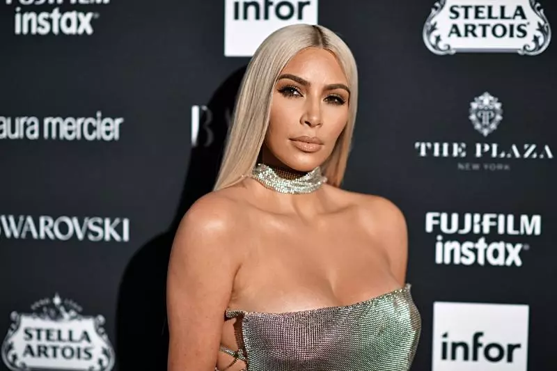 Kim Kardashian Westning ichki kiyimi va formasi keladi, 48 yoshli Reychel Vaysz homilador 19575_1