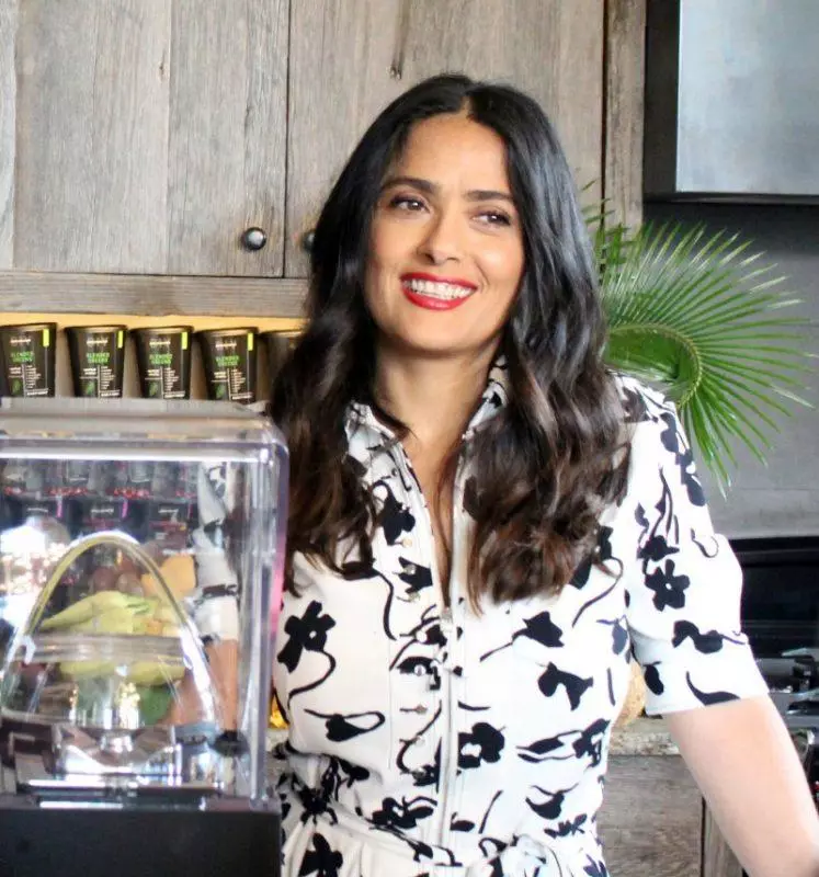 Salma Hayek op Fall Beauty, Making Smoothies, en Har Eetbere Gesichtsmaskers Line 19612_3