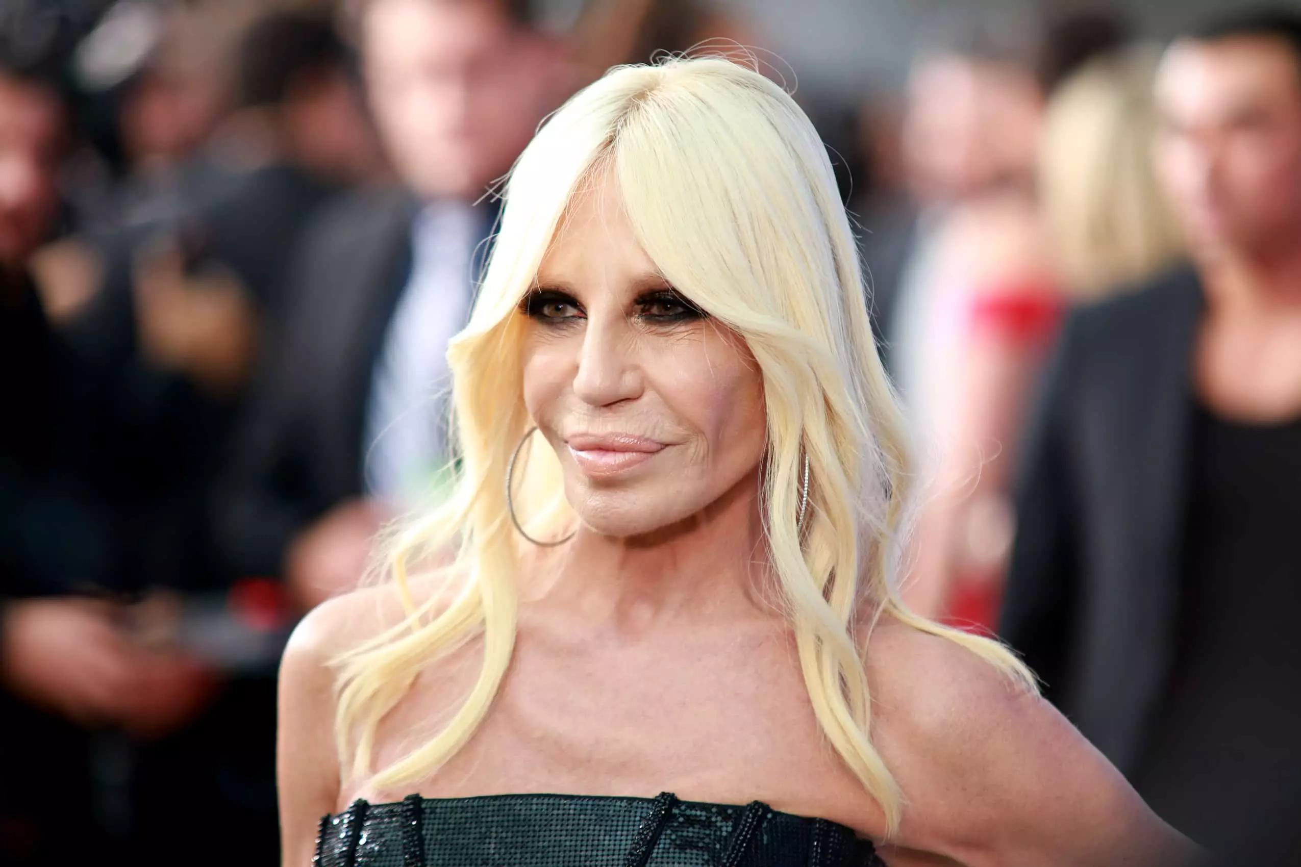 Donatella Versace dona 200.000 euro per aiutare a combattere il Coronavirus in Italia