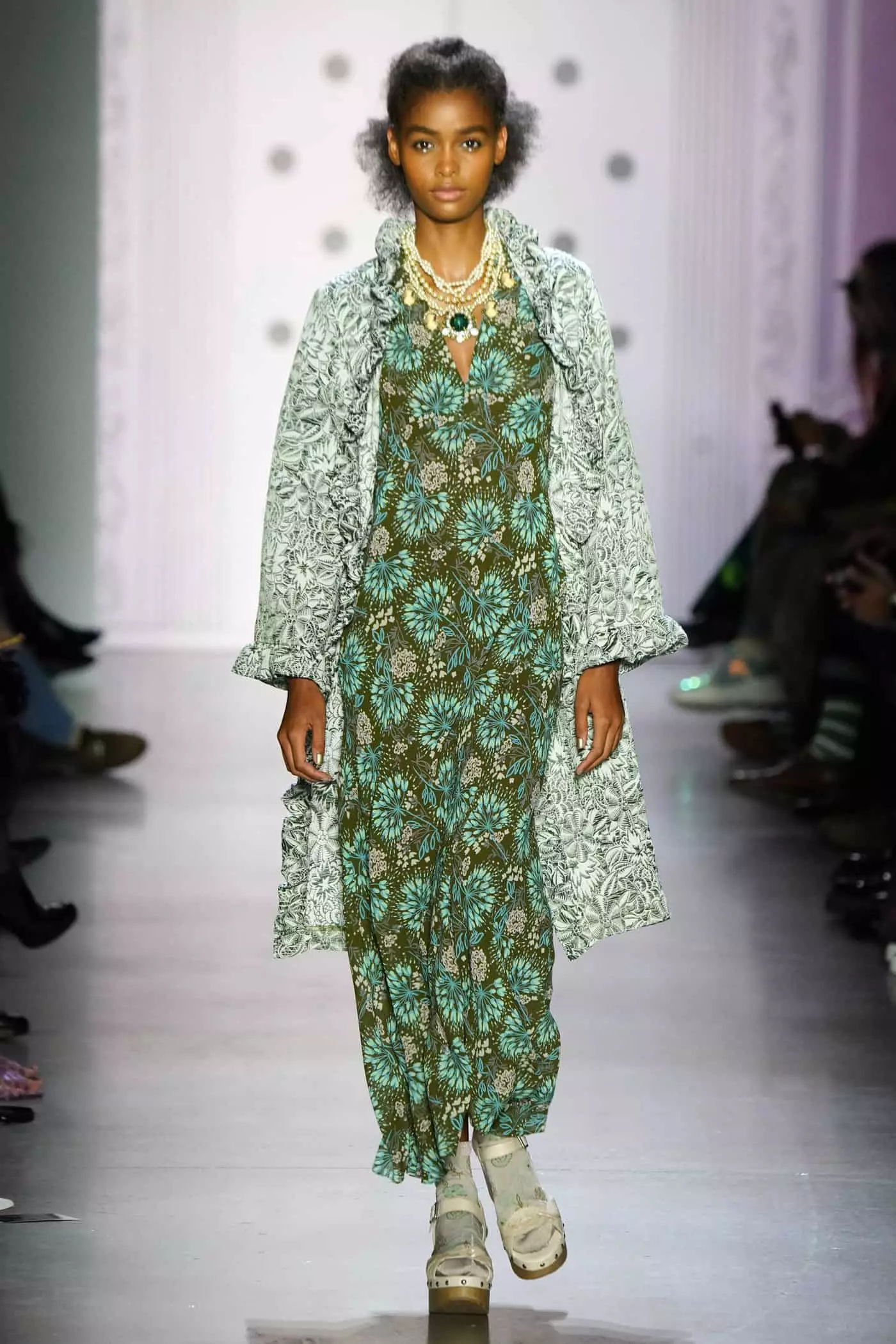 Anna Sui Yeni, Daha Qısa Moda Təqviminin Pərəstişkarı Deyil 19862_17