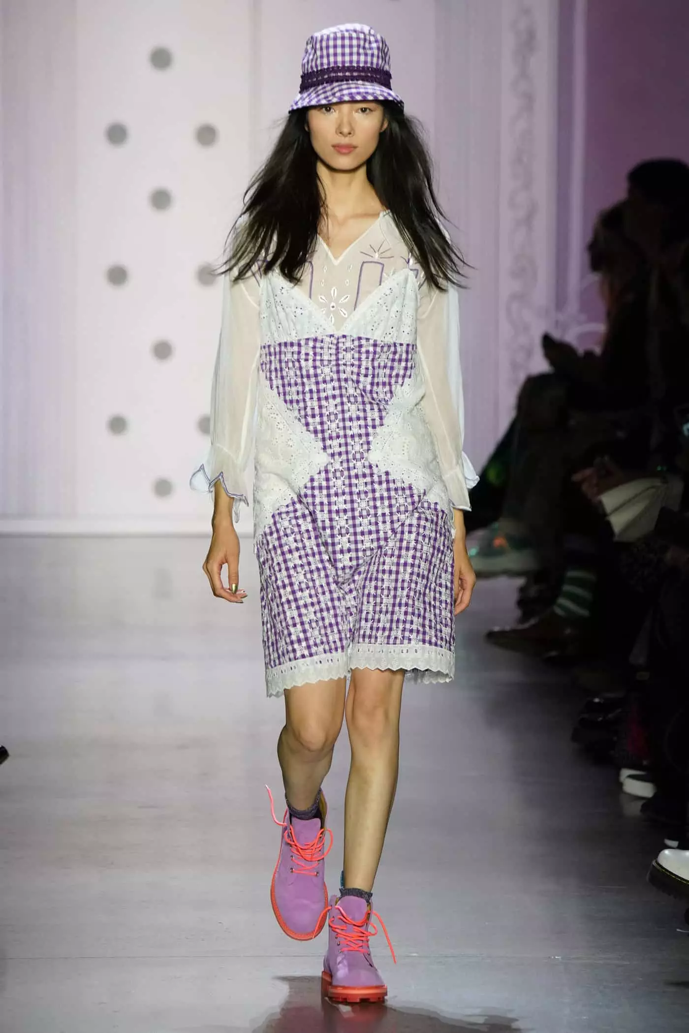 Anna Sui Yeni, Daha Qısa Moda Təqviminin Pərəstişkarı Deyil 19862_31