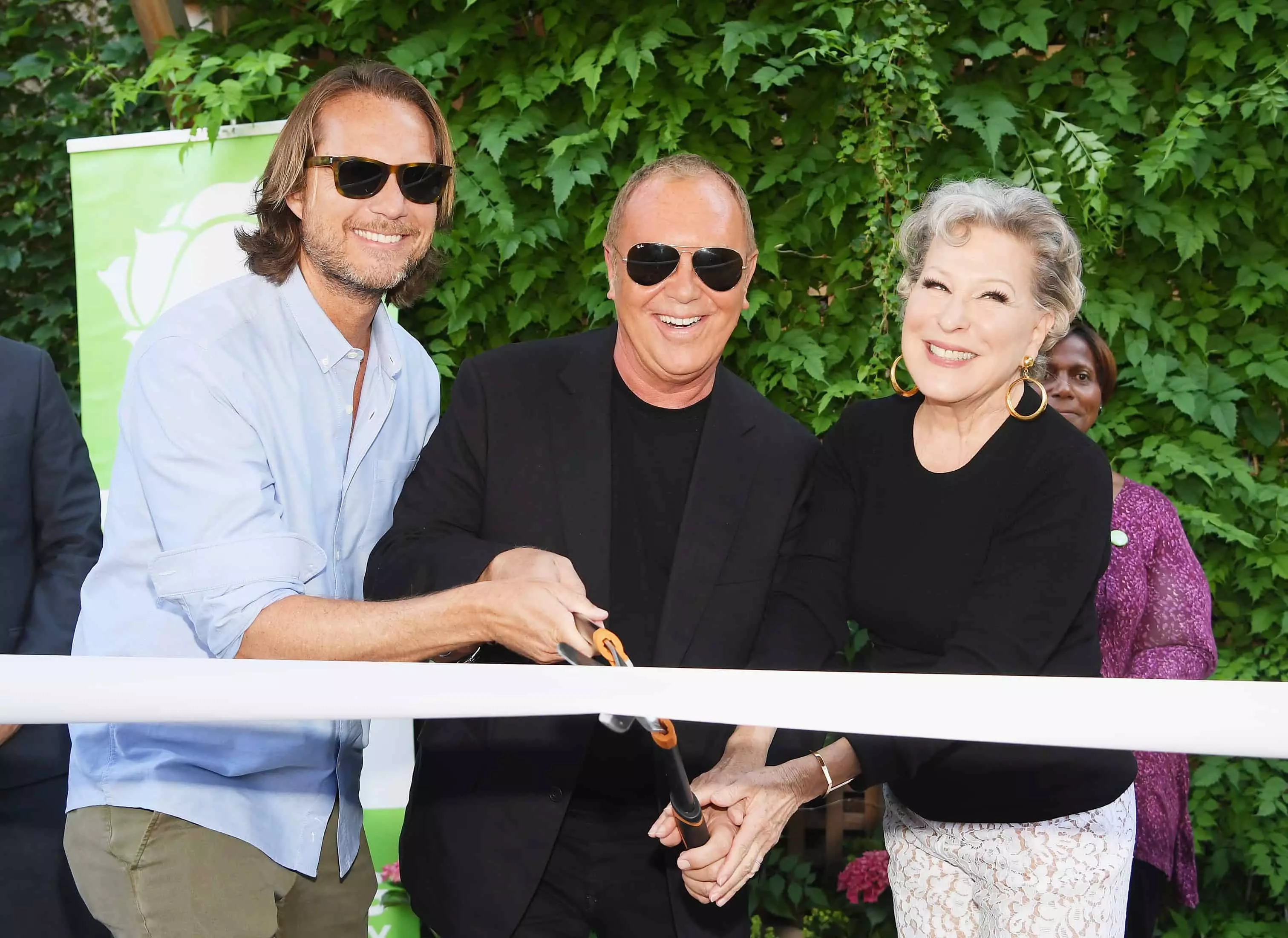 Sina Michael Kors at Bette Midler ay Nagbukas ng Bagong Hardin ng Komunidad Sa Brooklyn