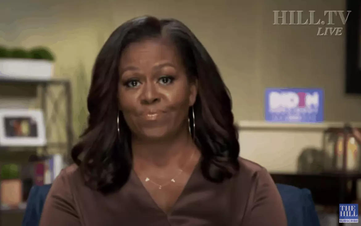 Saan Makukuha ang Viral na 'VOTE' Necklace ni Michelle Obama 1990_1