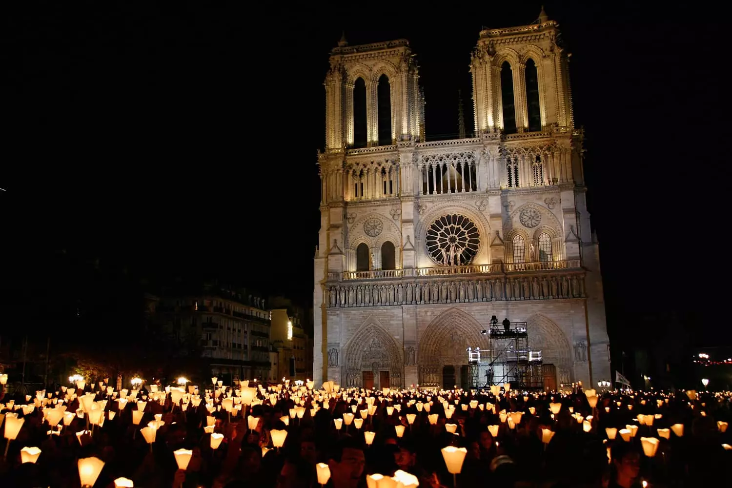 LVMH និង Kering សន្យាសាងសង់ Notre-Dame, J.Lo ឡើងវិញ ដើម្បីទទួលបានពានរង្វាន់ CFDA