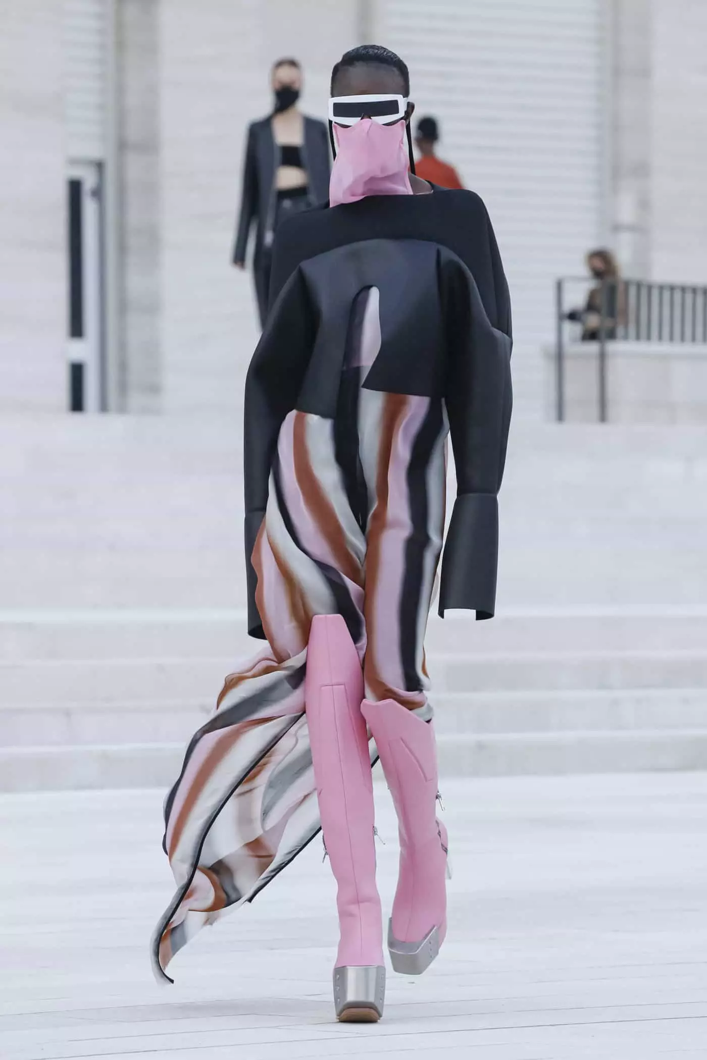 Isabel Marant, Isabelle Huppert ja LOEWE show-on-the-Wall! Teie olulised PFW jutupunktid 20023_75