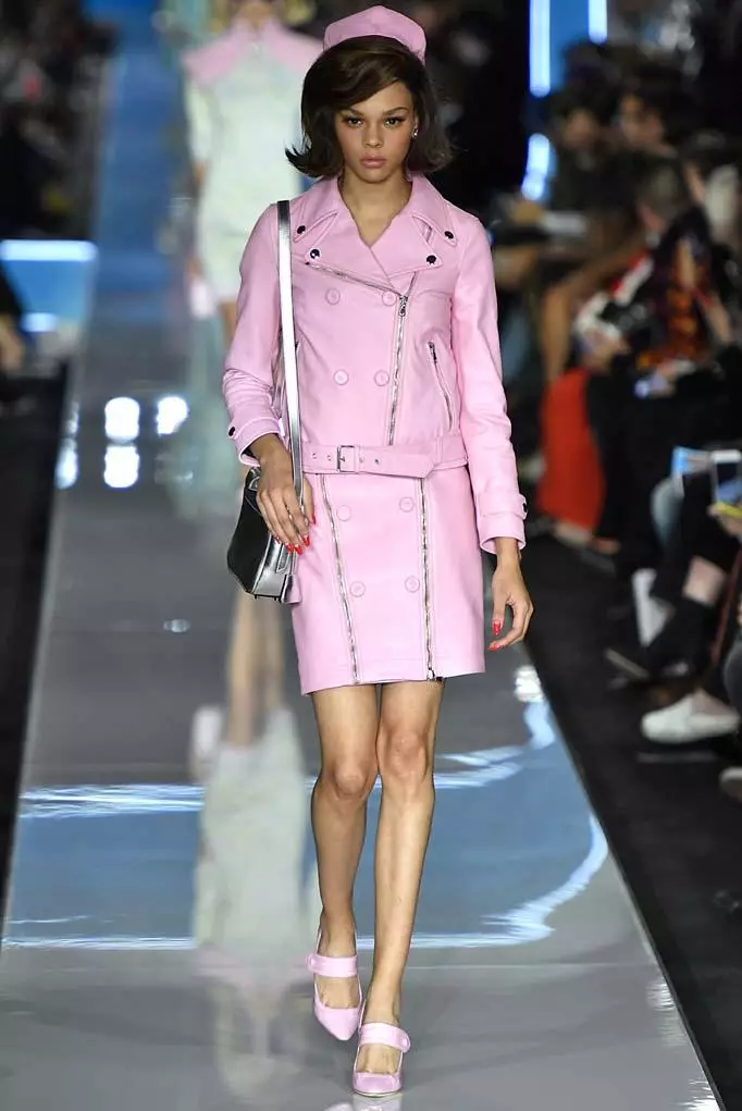 Jackie O. Clones Storm the Runway at Moschino, J.Law reagearret op jurkkontroversy 20145_8