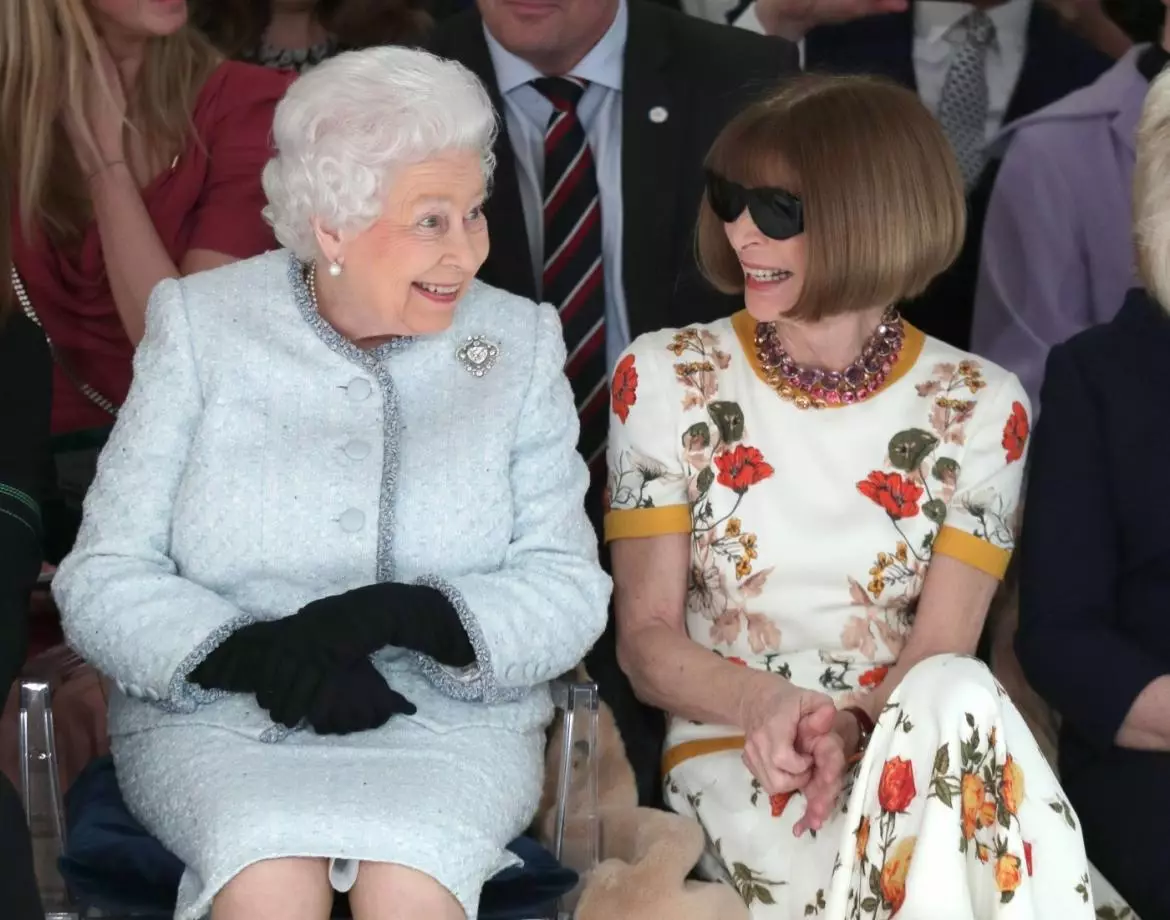 Mofumahali Elizabeth II o ne a lutse teroneng ea polasetiki haufi le Anna Wintour ka London Fashion Week 20146_1