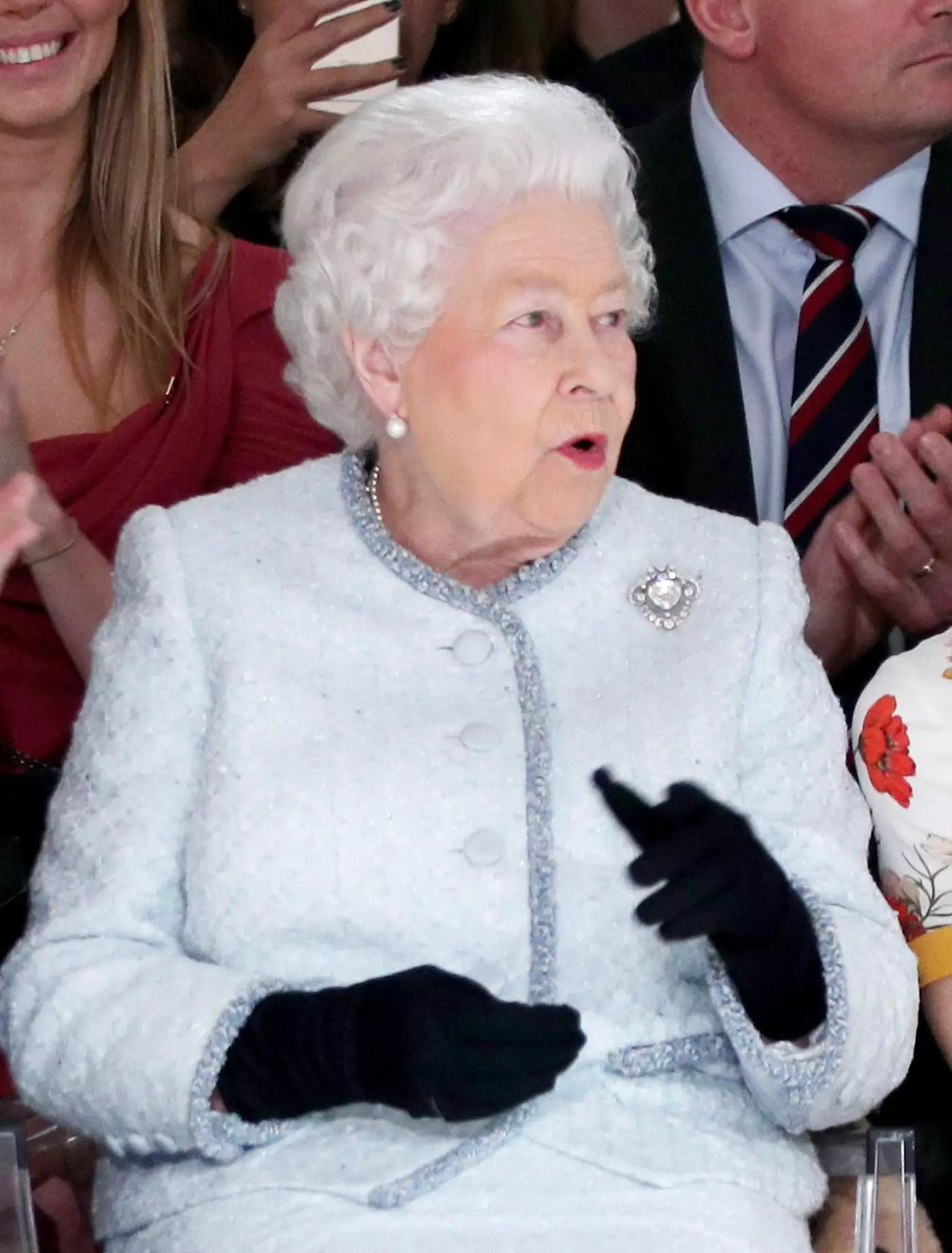 Mofumahali Elizabeth II o ne a lutse teroneng ea polasetiki haufi le Anna Wintour ka London Fashion Week 20146_10