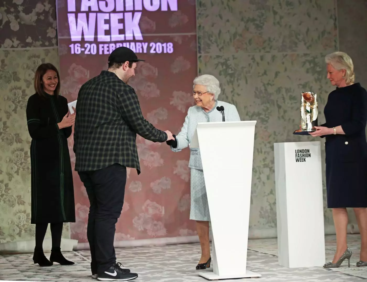 Mofumahali Elizabeth II o ne a lutse teroneng ea polasetiki haufi le Anna Wintour ka London Fashion Week 20146_11