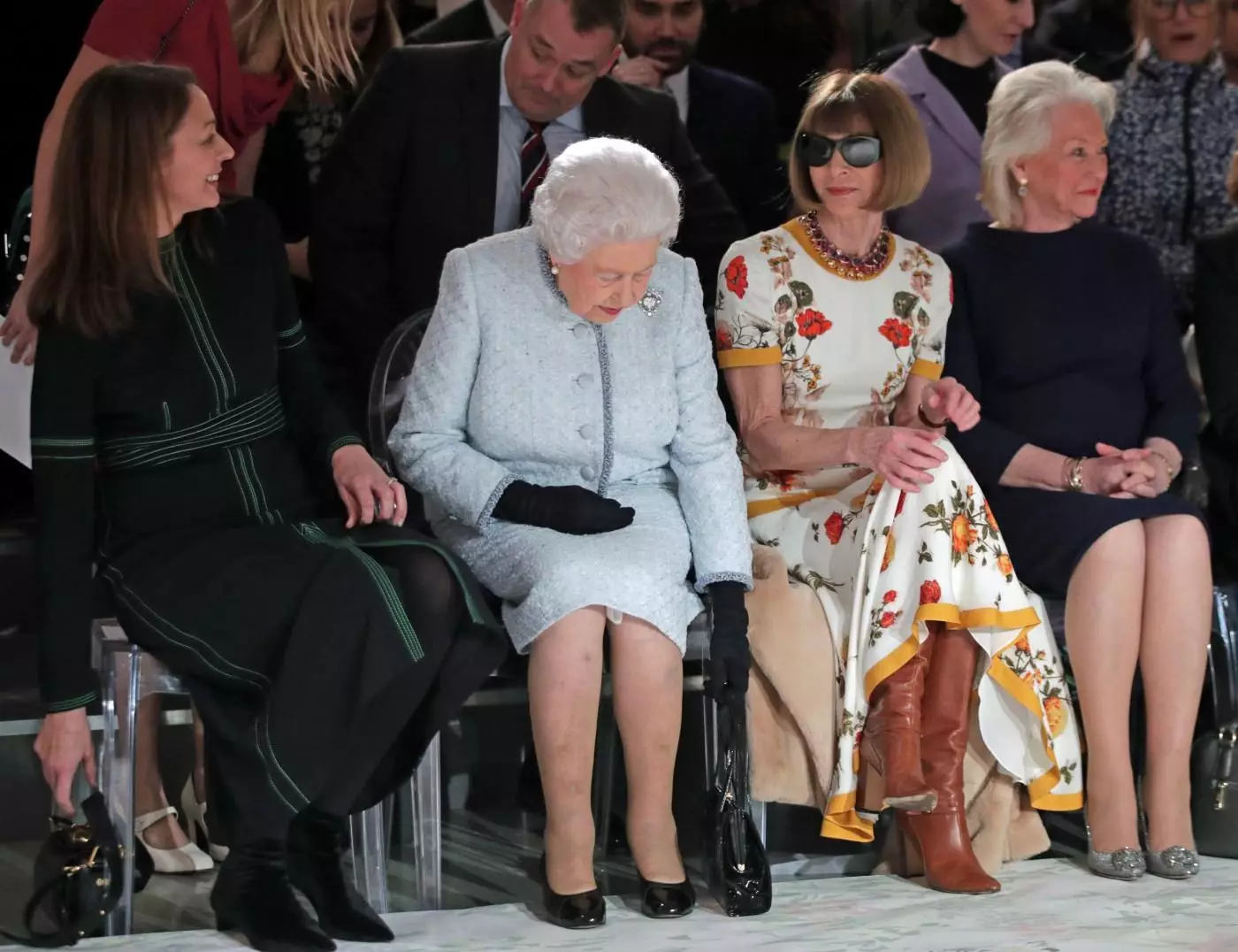 Královna Alžběta II seděla na plastovém trůnu vedle Anny Wintour na londýnském týdnu módy 20146_12