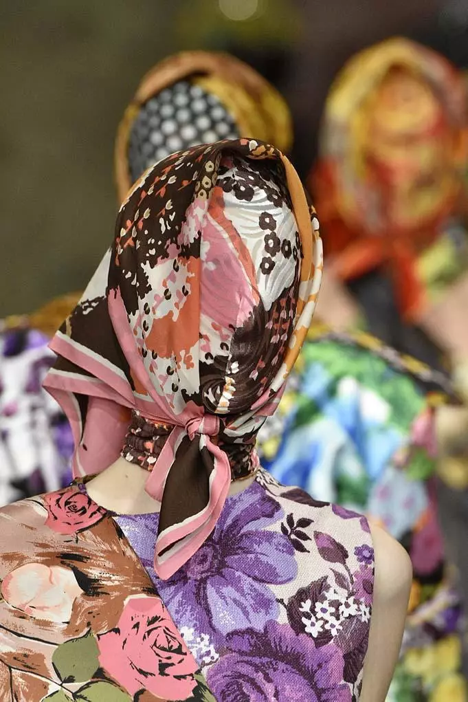 Rèn Elizabèt II te chita sou yon fotèy plastik bò kote Anna Wintour nan London Fashion Week 20146_8
