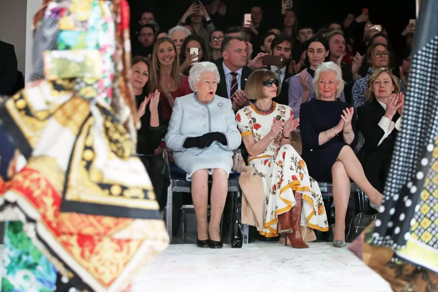 लंदन फैशन वीक में अन्ना विंटोर के बगल में प्लास्टिक के सिंहासन पर बैठी महारानी एलिजाबेथ द्वितीय 20146_9