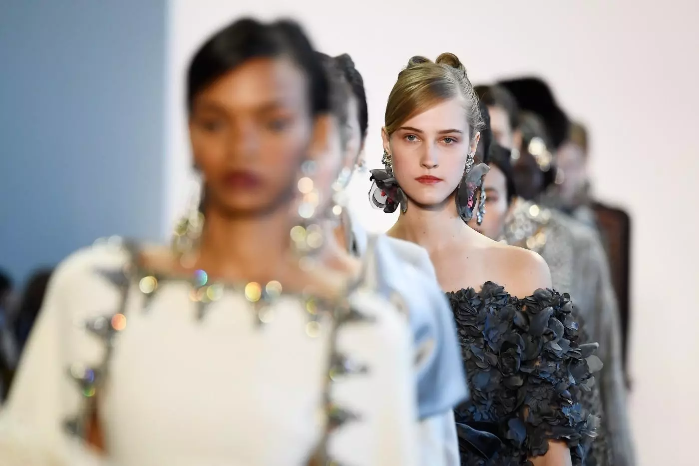 Badgley Mischka дизайнерлері NYFW-те нақты уақыттағы кері байланыс алу үшін жаңа қолданбаны пайдаланады