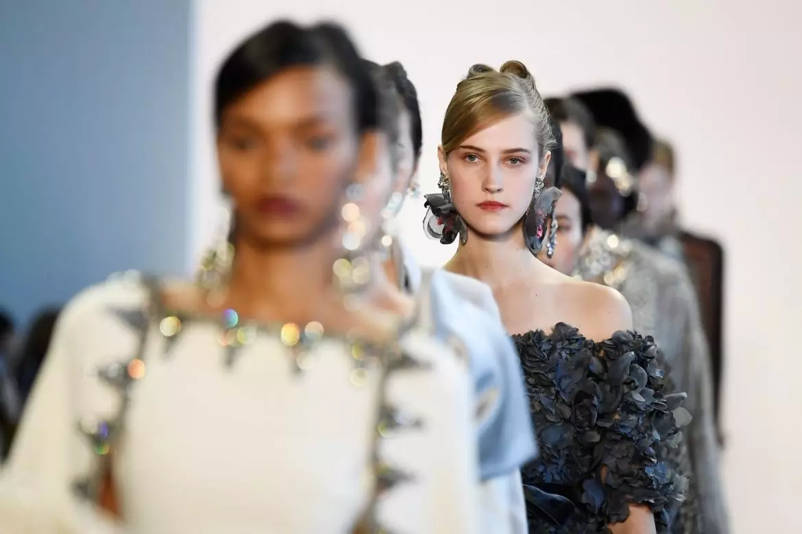 Sêwiranên Badgley Mischka Serlêdana Nû bikar tînin da ku li NYFW Bersiva Rast-Time Bigirin 20172_1