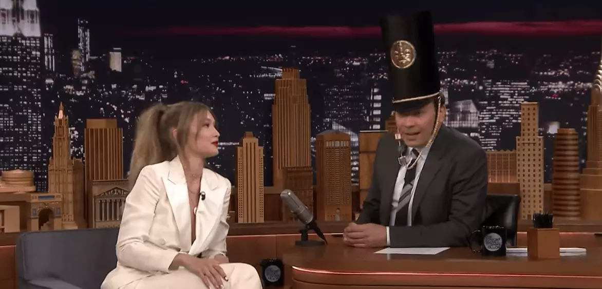 Bekijk Gigi Hadid's Aanbiddelijke Tonight Show-uiterlijk 20441_2