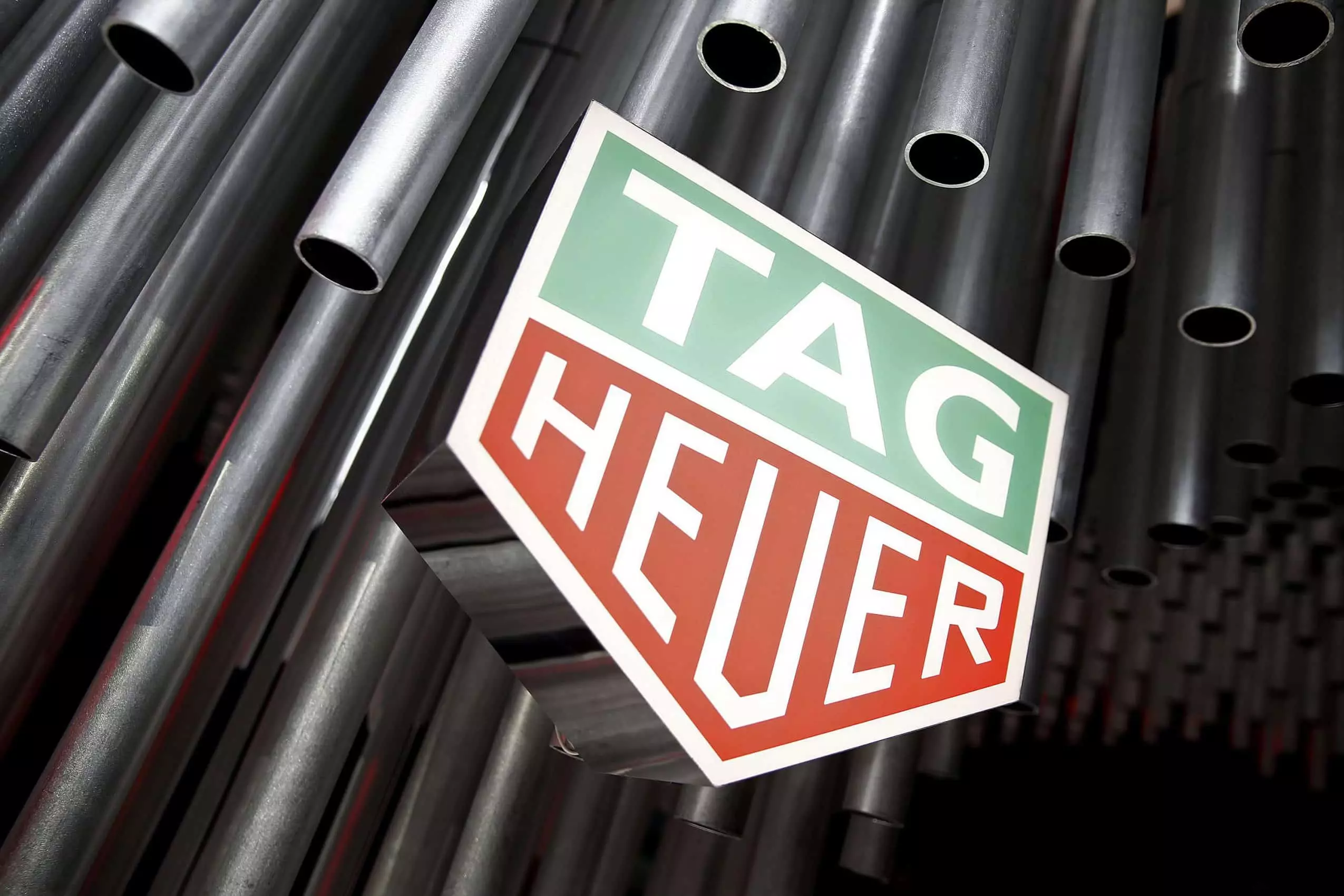 Meáin Laethúla: 14 Bogadh ar Eolas ó Tag Heuer go Páipéar