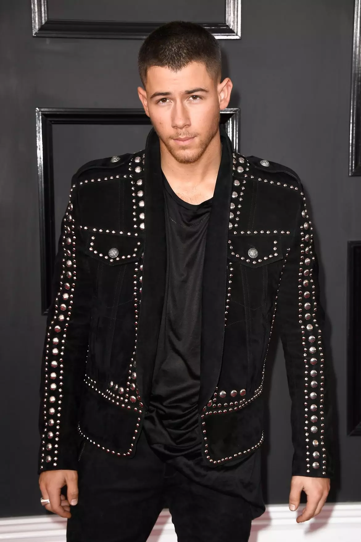 U-Nick Jonas uzoklonyeliswa ngemiklomelo ye-Emcee Fashion Los Angeles, kanye nabethuli uKim Kardashian, u-Ashton Kutcher, uLily Aldridge nabanye! 20587_1