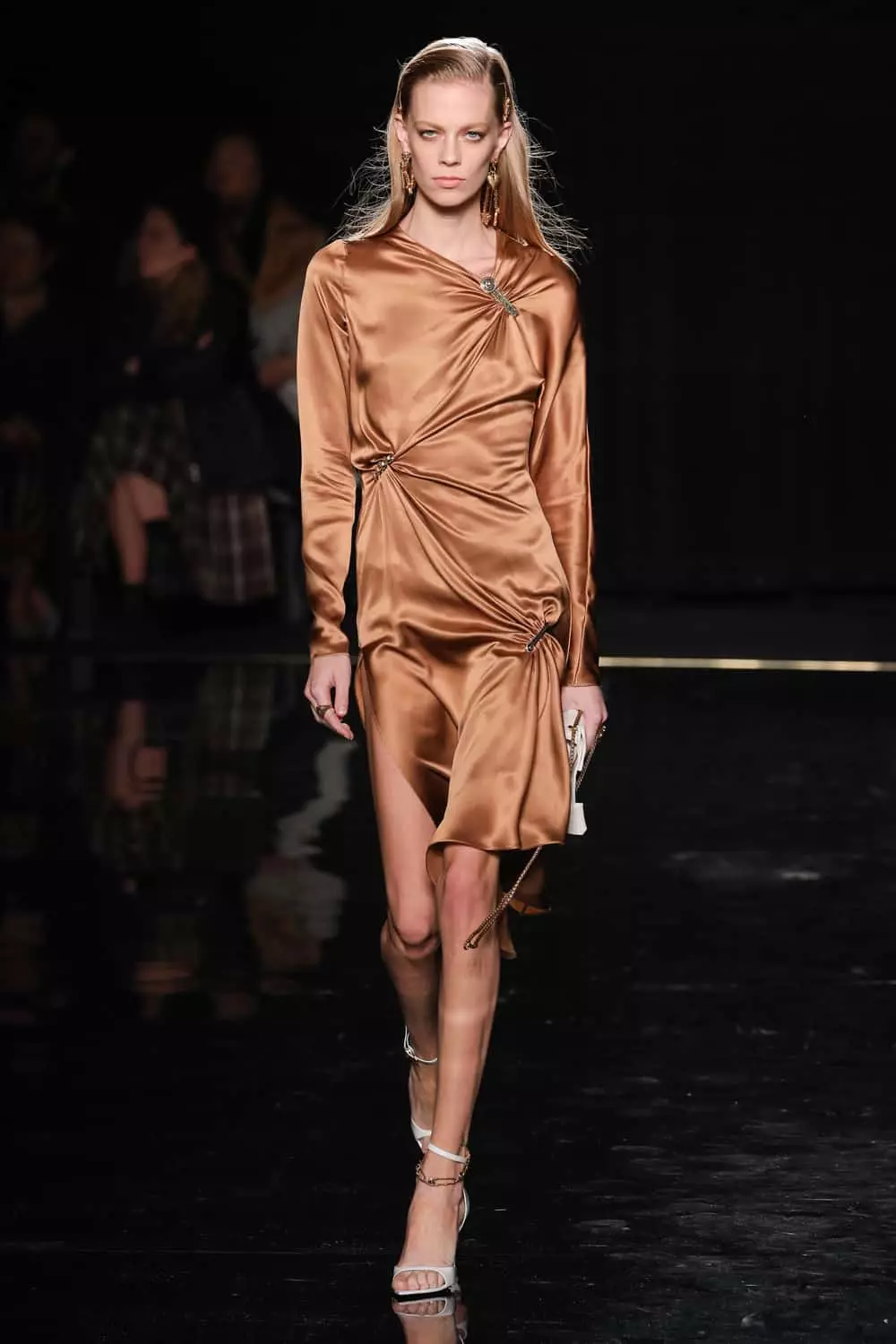 Donatella tõi just tagasi kaks Versace seksikaimat kleiti 20602_10