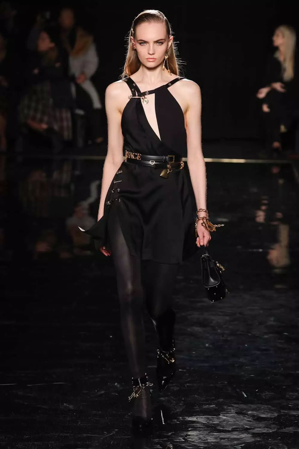 Donatella har nettopp hentet tilbake to av Versaces mest sexy kjoler 20602_12