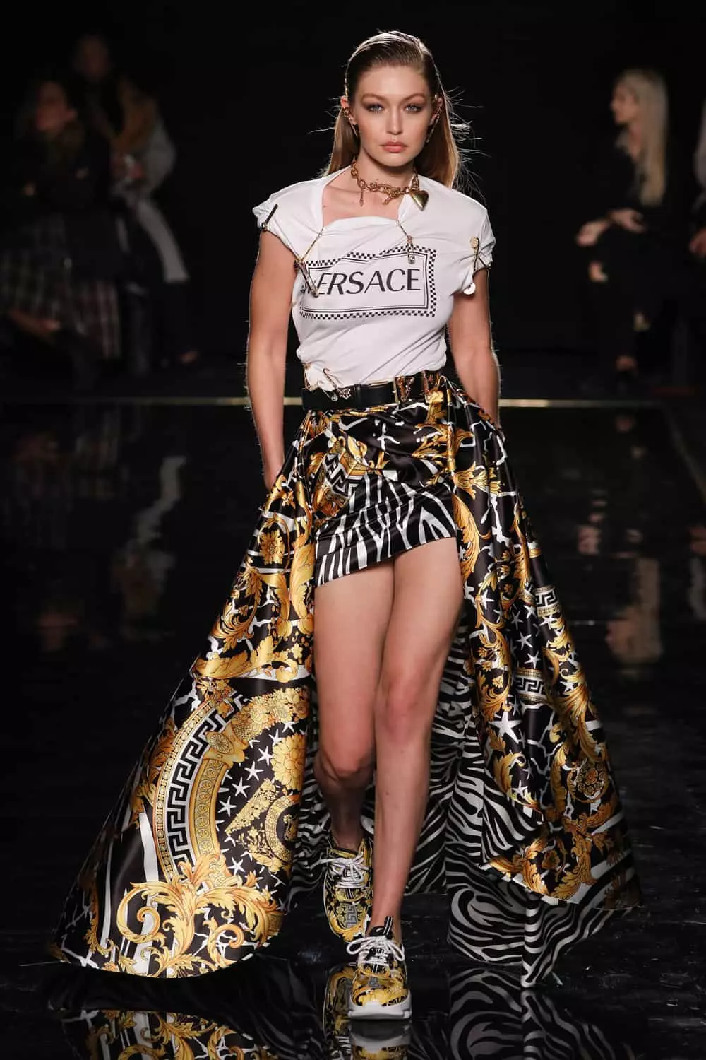 Donatella vừa mang lại hai chiếc váy quyến rũ nhất của Versace 20602_13