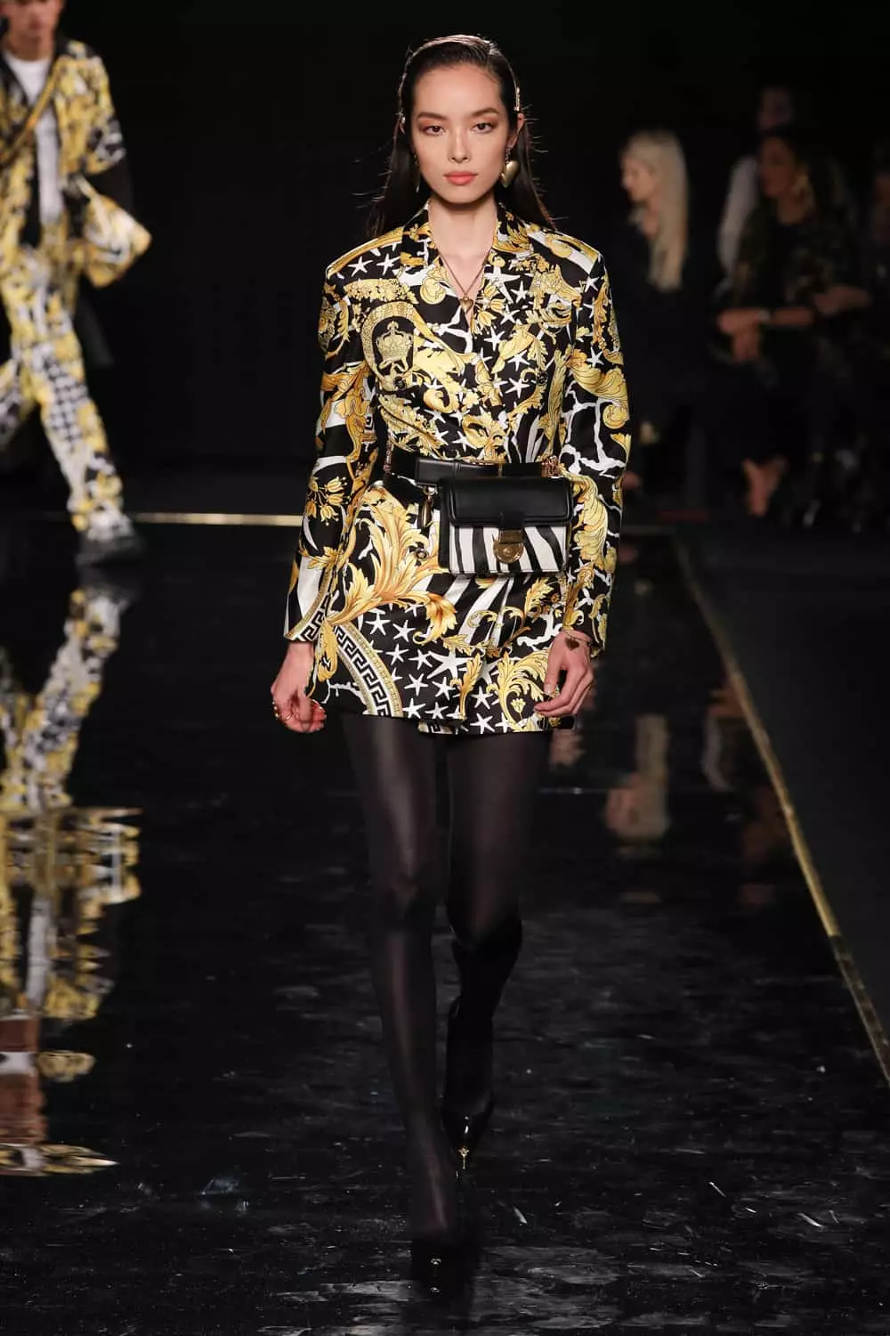 Donatella právě přinesla dva nejsvůdnější šaty Versace 20602_15