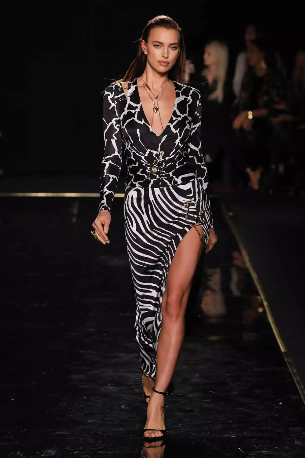 Donatella je pravkar vrnila dve Versacejevi najbolj seksi obleki 20602_18