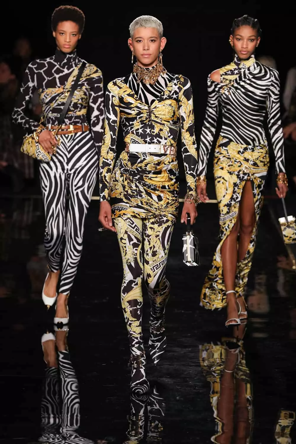 Donatella tõi just tagasi kaks Versace seksikaimat kleiti 20602_23
