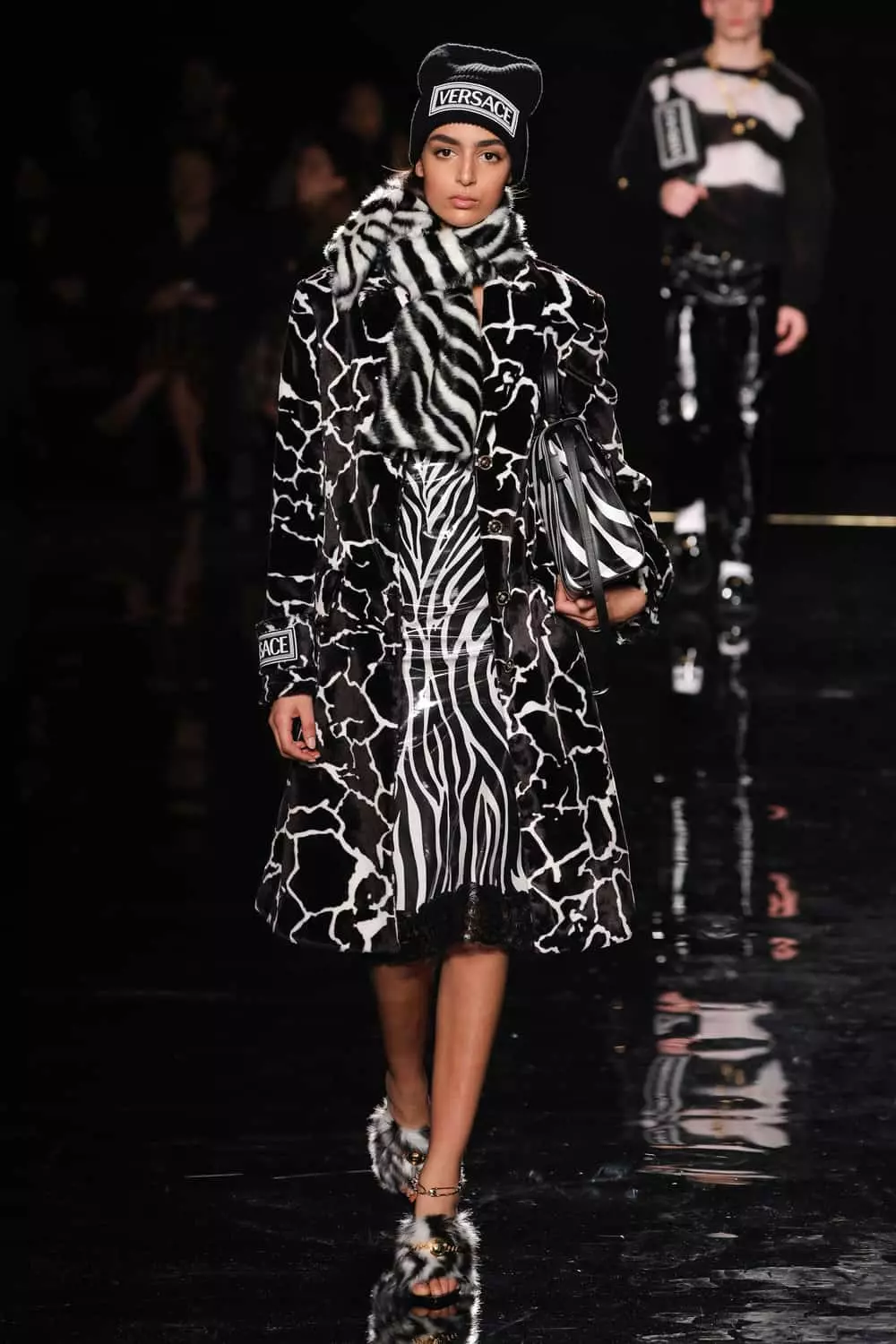 Donatella vừa mang lại hai chiếc váy quyến rũ nhất của Versace 20602_27