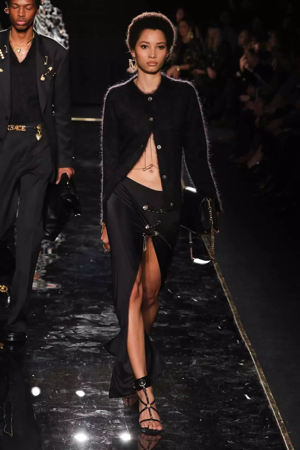 Donatella har nettopp hentet tilbake to av Versaces mest sexy kjoler 20602_28
