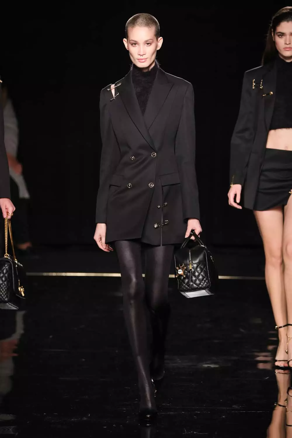 Donatella právě přinesla dva nejsvůdnější šaty Versace 20602_3
