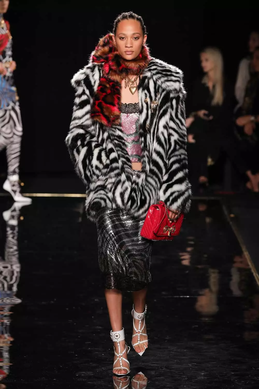 Donatella har nettopp hentet tilbake to av Versaces mest sexy kjoler 20602_32
