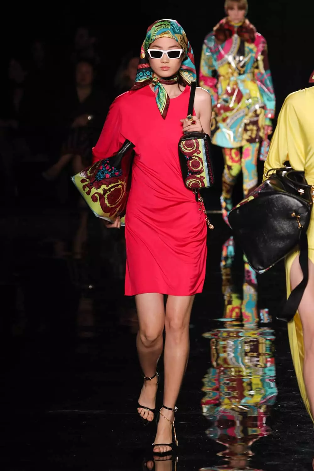 Donatella vừa mang lại hai chiếc váy quyến rũ nhất của Versace 20602_35