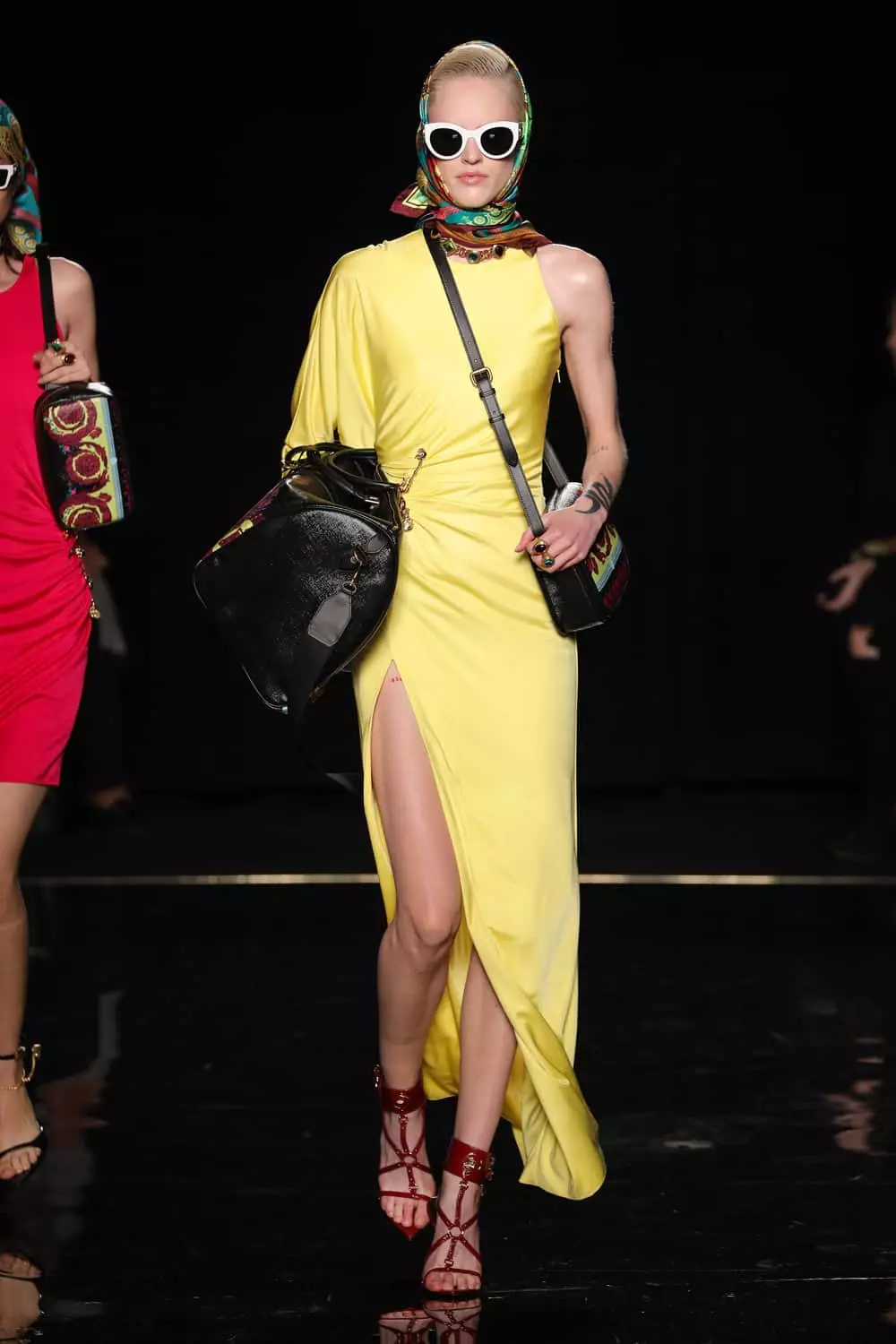 Donatella vừa mang lại hai chiếc váy quyến rũ nhất của Versace 20602_36