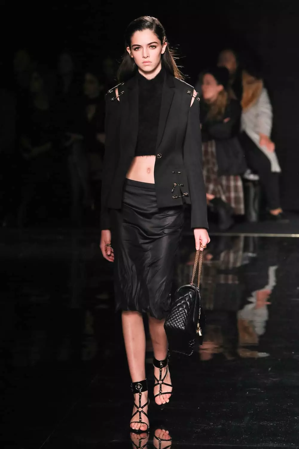 Donatella acaba de traer dos de los vestidos más sexys de Versace 20602_4