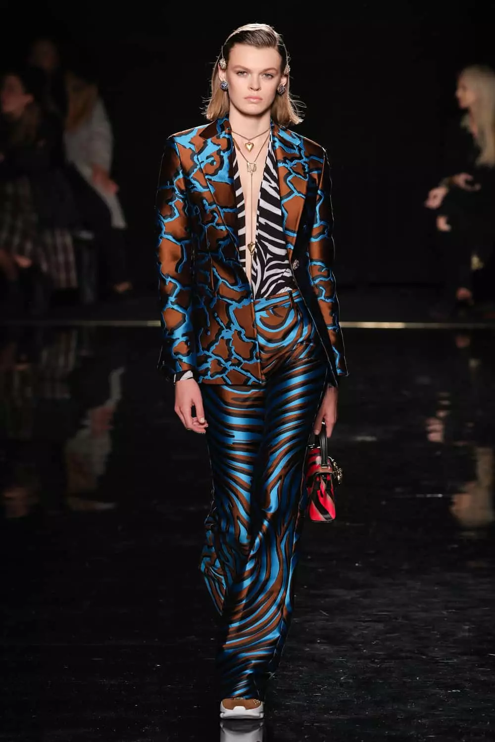 Donatella právě přinesla dva nejsvůdnější šaty Versace 20602_41
