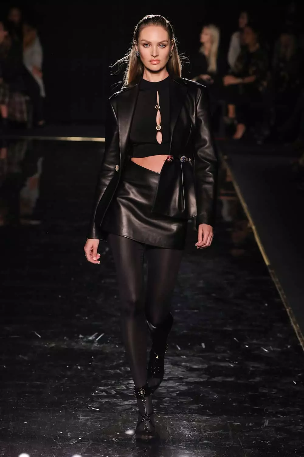 Donatella acaba de traer dos de los vestidos más sexys de Versace 20602_50