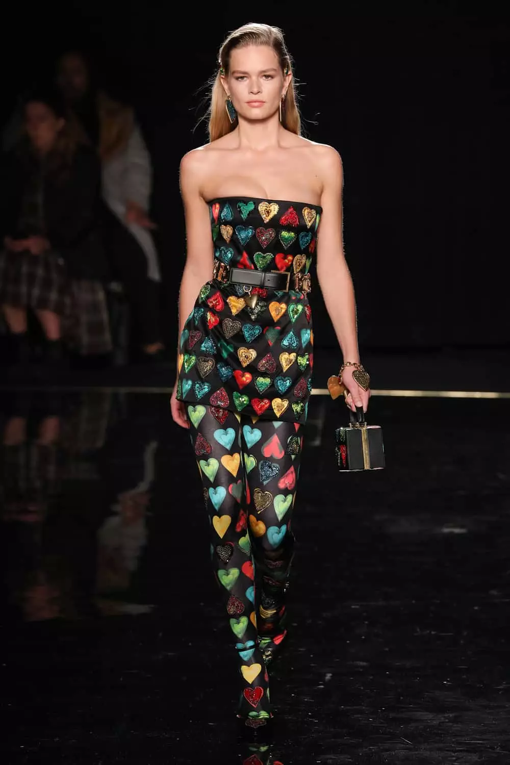Donatella vừa mang lại hai chiếc váy quyến rũ nhất của Versace 20602_58