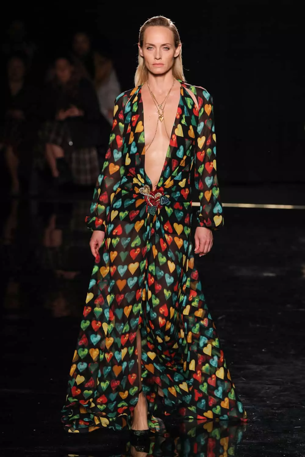 Donatella har nettopp hentet tilbake to av Versaces mest sexy kjoler 20602_6