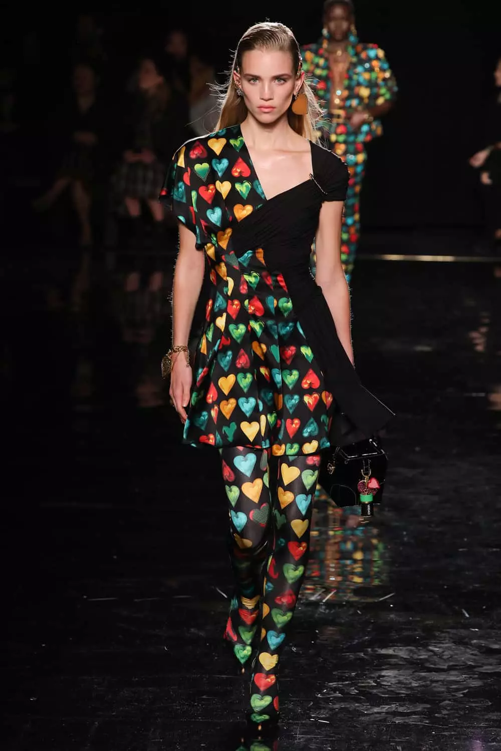 Donatella právě přinesla dva nejsvůdnější šaty Versace 20602_61