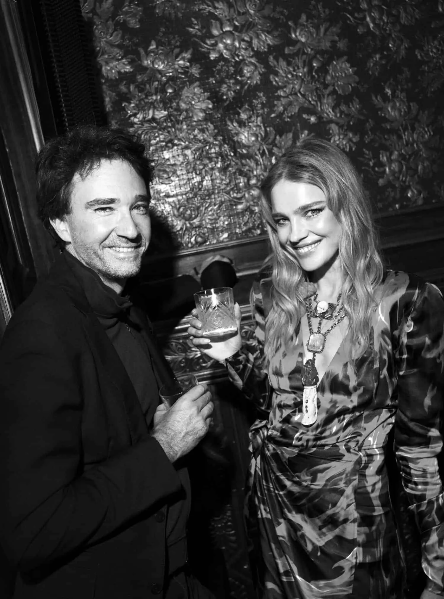 Diario degli eventi giornalieri: i chicster celebrano il nuovo gin di lusso di Mert Alas, la cena di Zara x Charlotte Gainsbourg e altro ancora! 20_10