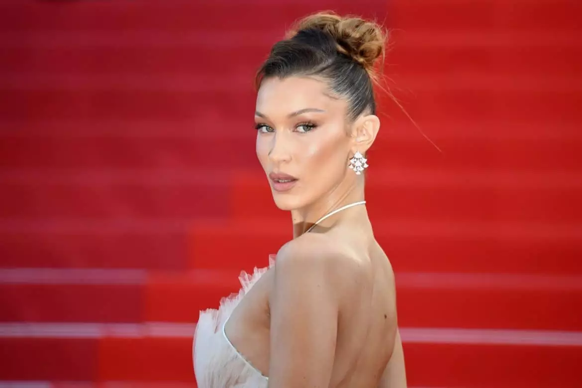 Vao nisokatra tao amin'ny UES ny fanazaran-tava an'i Bella Hadid 21043_1