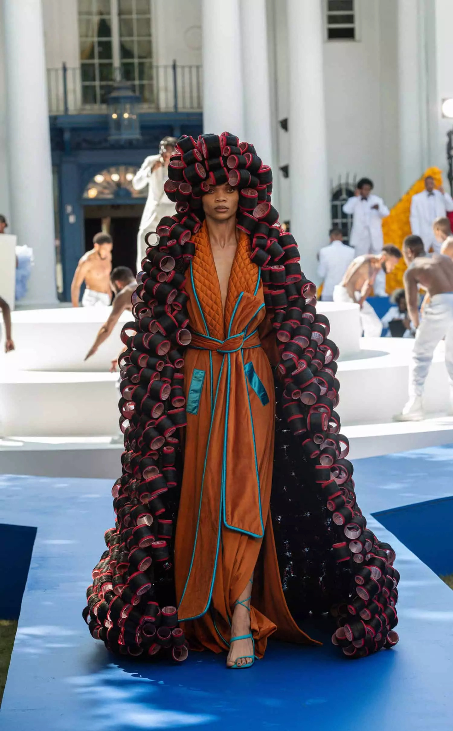 Le défilé historique de haute couture Pyer Moss a finalement eu lieu samedi, voici ce qui s'est passé 2126_27