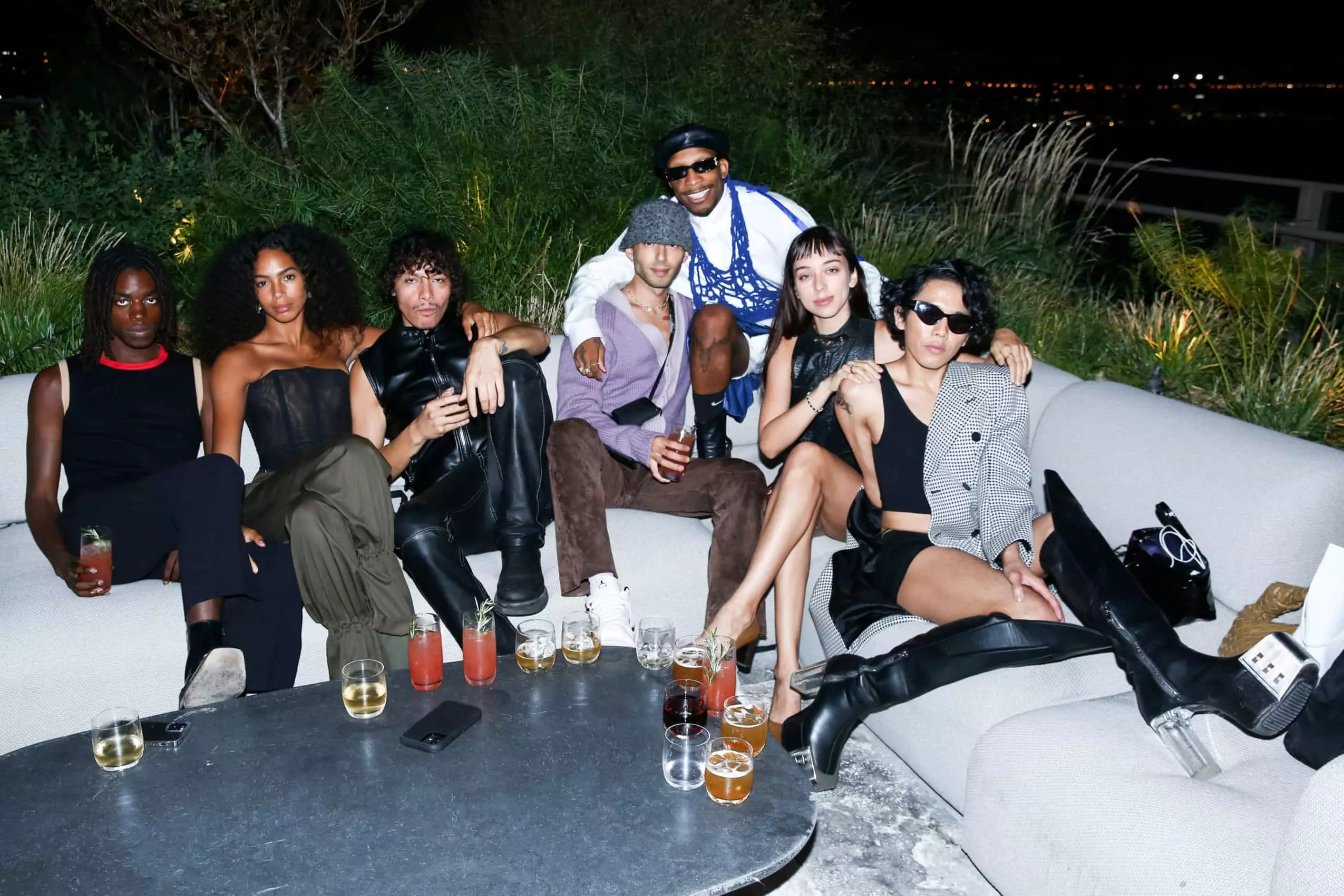 NYFW 活動日記：與 Kendall Jenner 和 FWRD 共進晚餐，品牌慶祝他們的系列雞尾酒，Tanya Taylor 的花車，還有！迪奧家庭盛宴 213_7