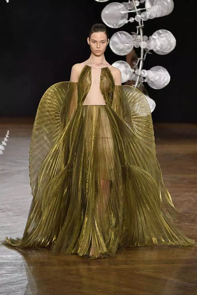 Faɗuwar 2019 Couture Week Ya Kashe, Kenzo Ya Nada Sabon Darakta Ƙirƙirar Ƙirƙirar 21470_11